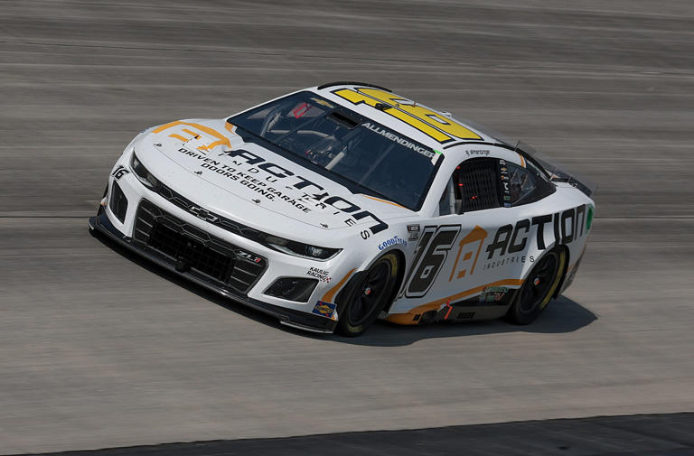 NASCAR Dover race concert, Mike Hines & The Look performing