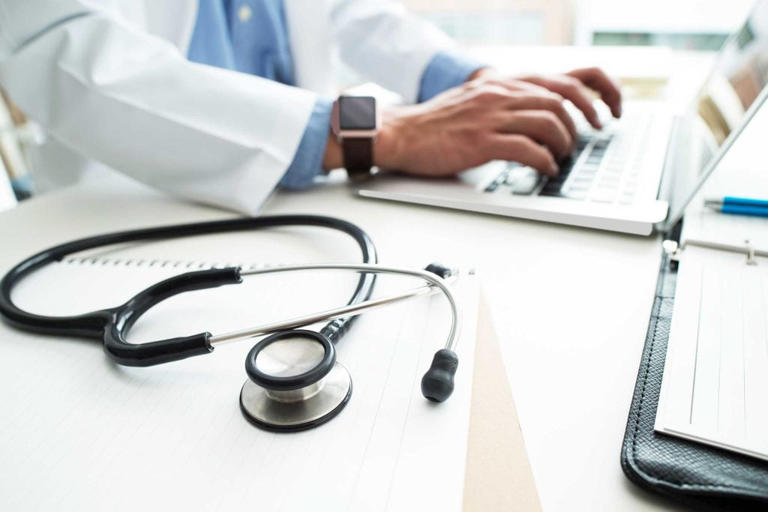 Doctors Share 13 Habits They Follow To Avoid Catching Colds, Flu, and Covid