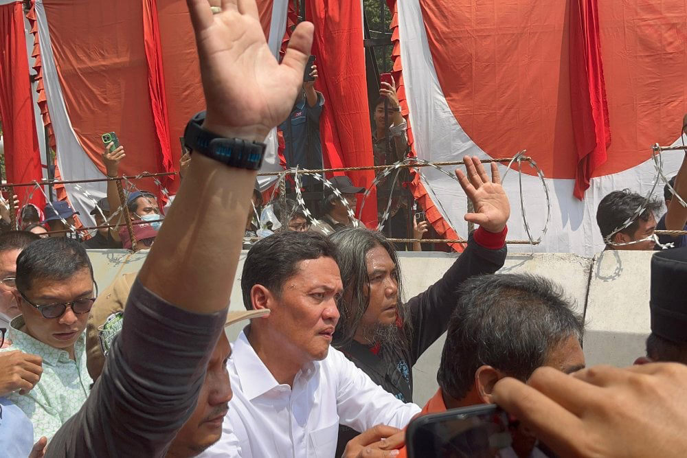 Wakil DPR Temui Massa Demo, Habiburokhman: Tidak Ada Pengesahan RUU ... Wakil DPR Temui Massa Demo, Habiburokhman: Tidak Ada Pengesahan RUU ...