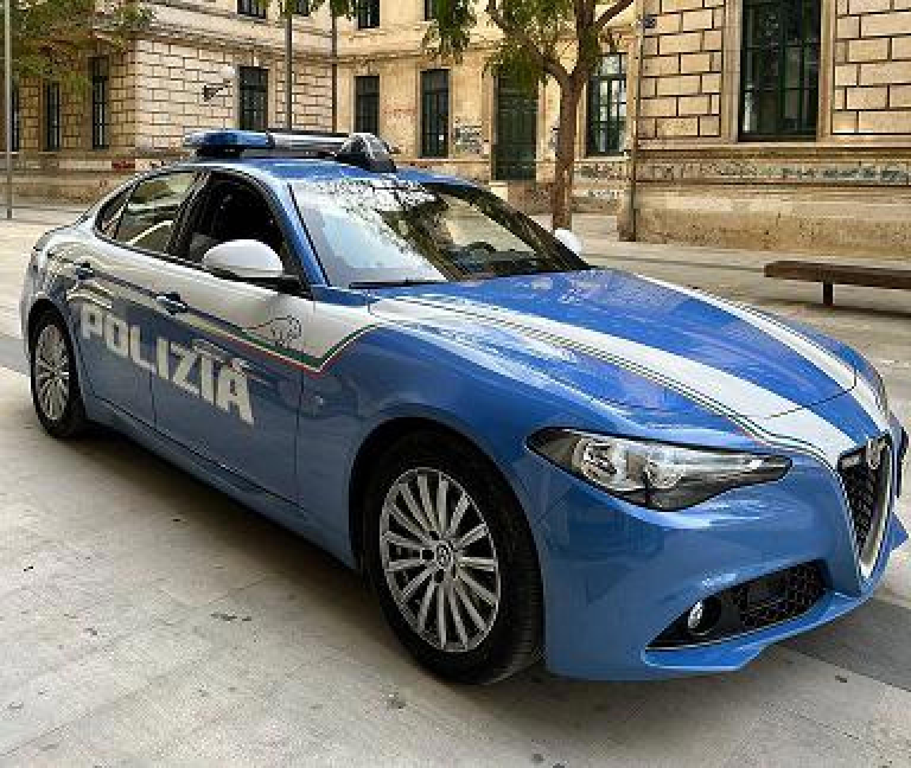 Botte e spray urticante per le rapine, arrestati due 16enni Botte e spray urticante per le rapine, arrestati due 16enni