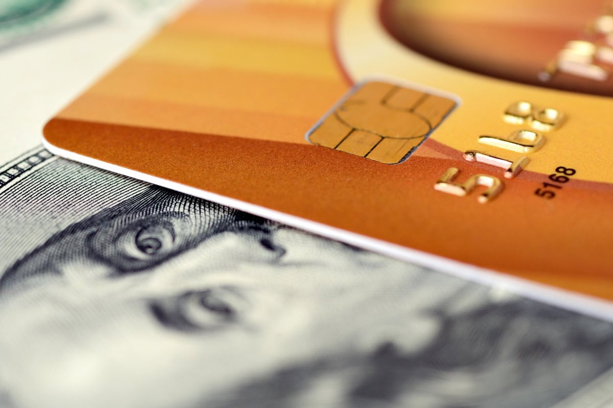 Cash vs. Credit Cards: Which You Should Use in 10 Spending Situations