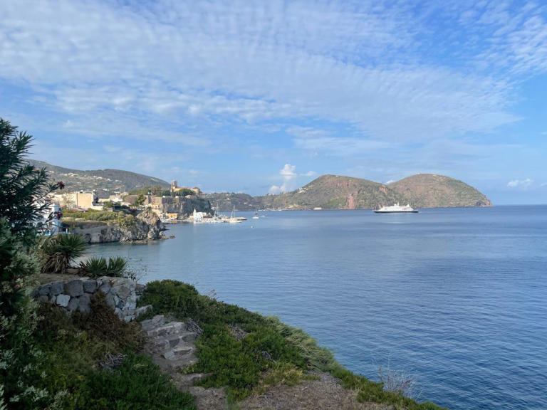 Catamarano batte sugli scogli a Lipari, disagi per oltre 300 passeggeri