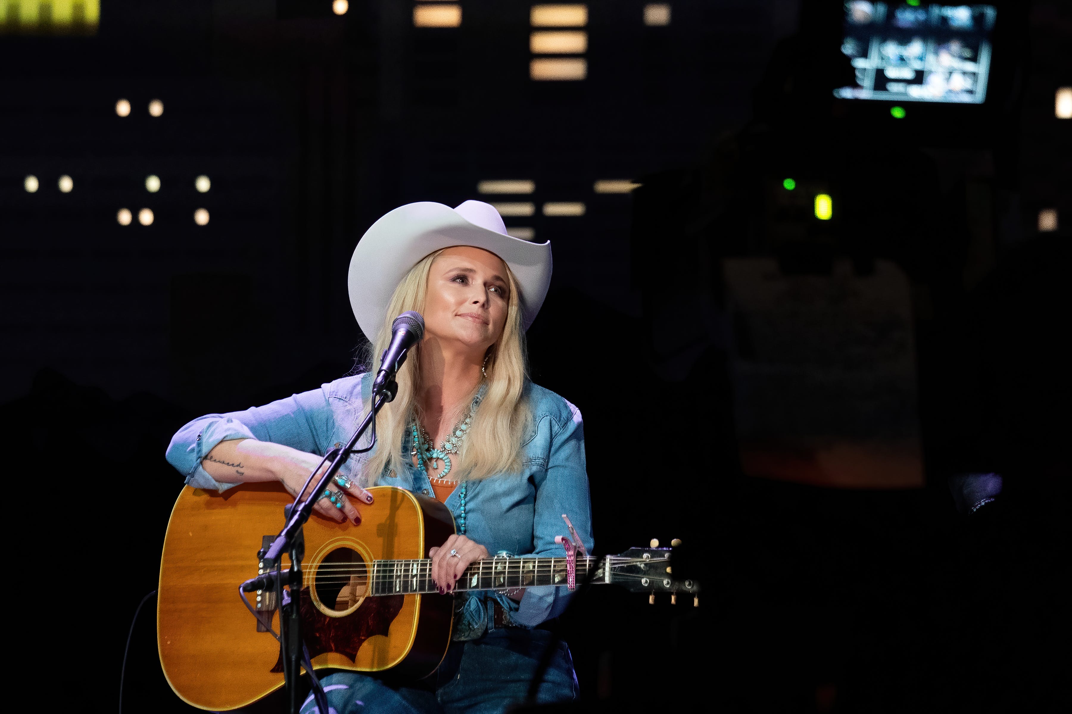 Lambert, Clarkson lead Texas flood relief concert at Moody Center