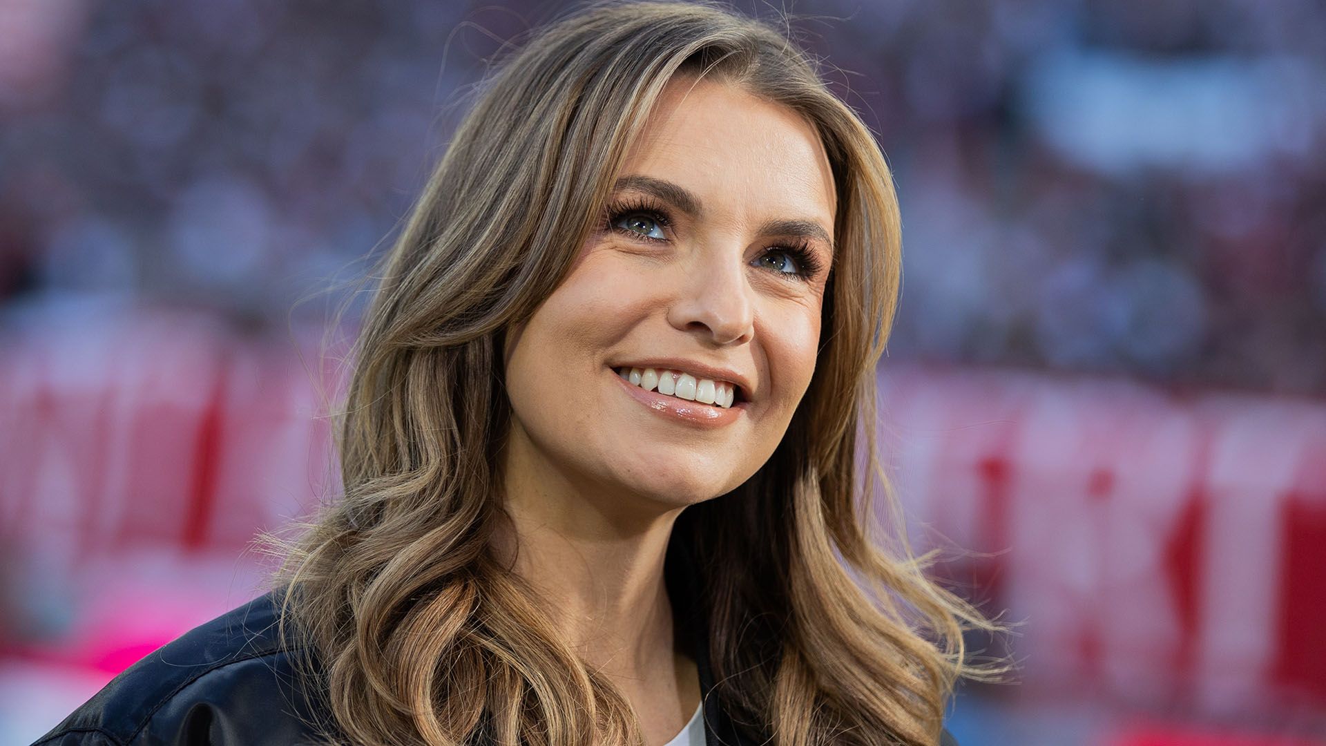 Laura Wontorra dévoile son grand rêve : les fans se déchaînent. Les photos.