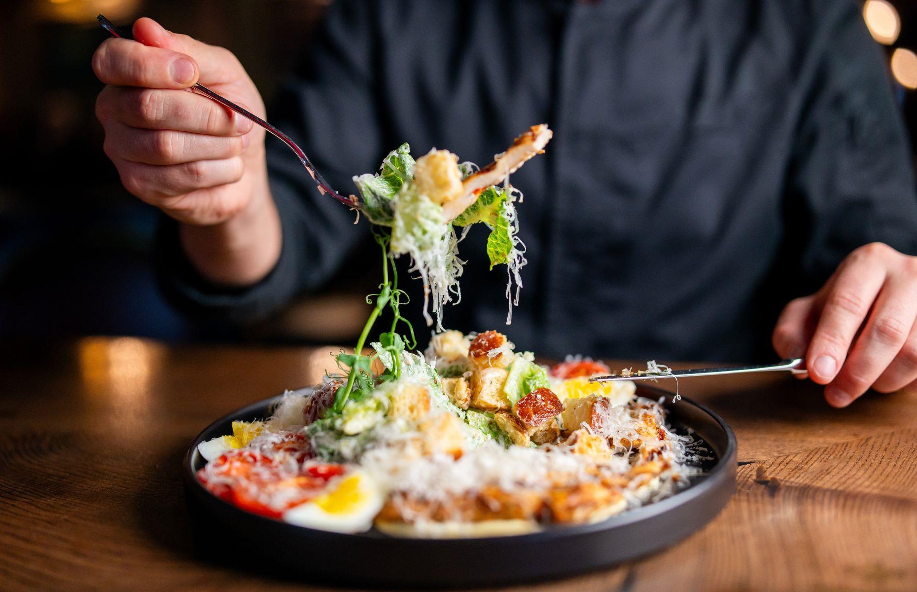 Restaurant etiquette mistakes you should never make when eating out