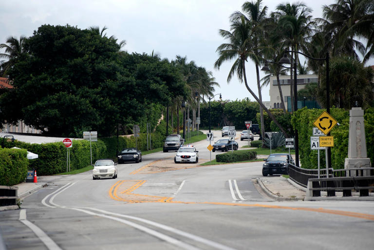 Watching Trump motorcade by Mar-a-Lago, Florida, and Air Force One ...
