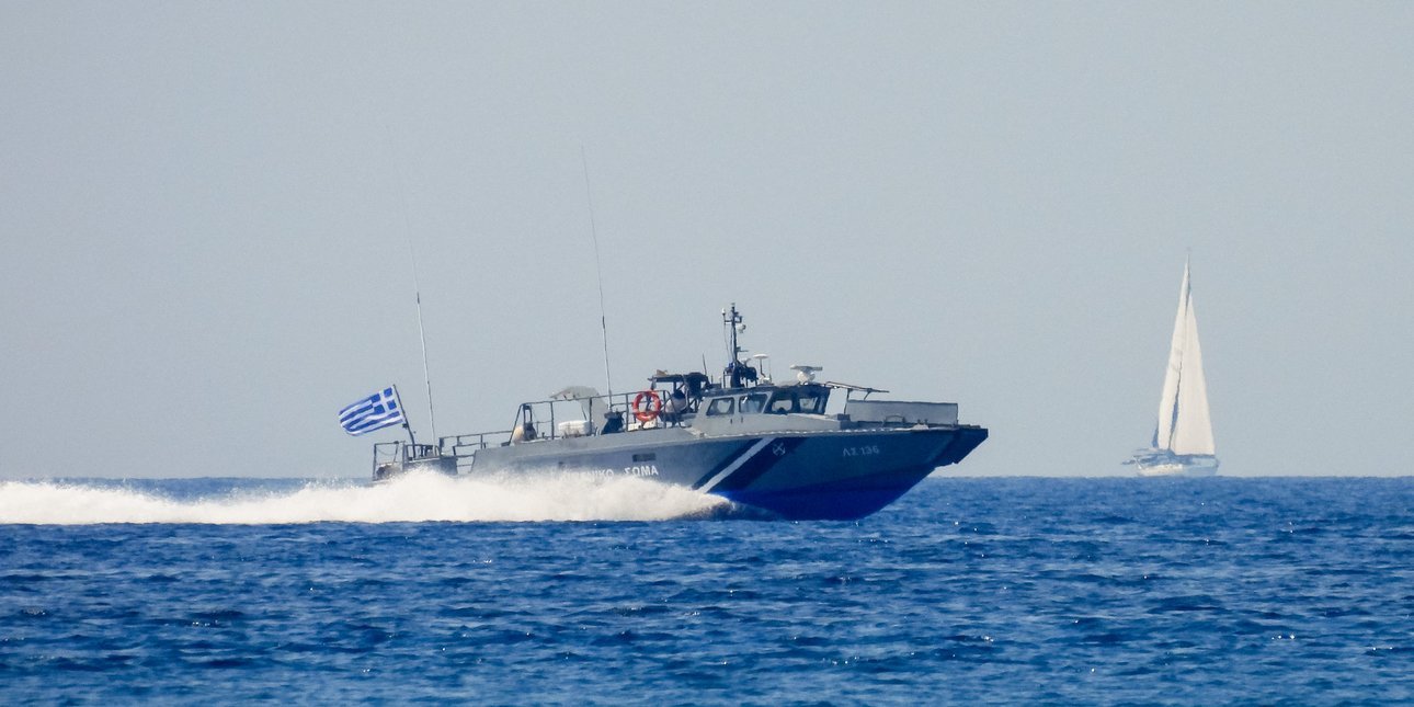 Σάμος: Ρεσάλτο του Λιμενικού σε σκάφος με 57 μετανάστες -Χειροπέδες σε ...
