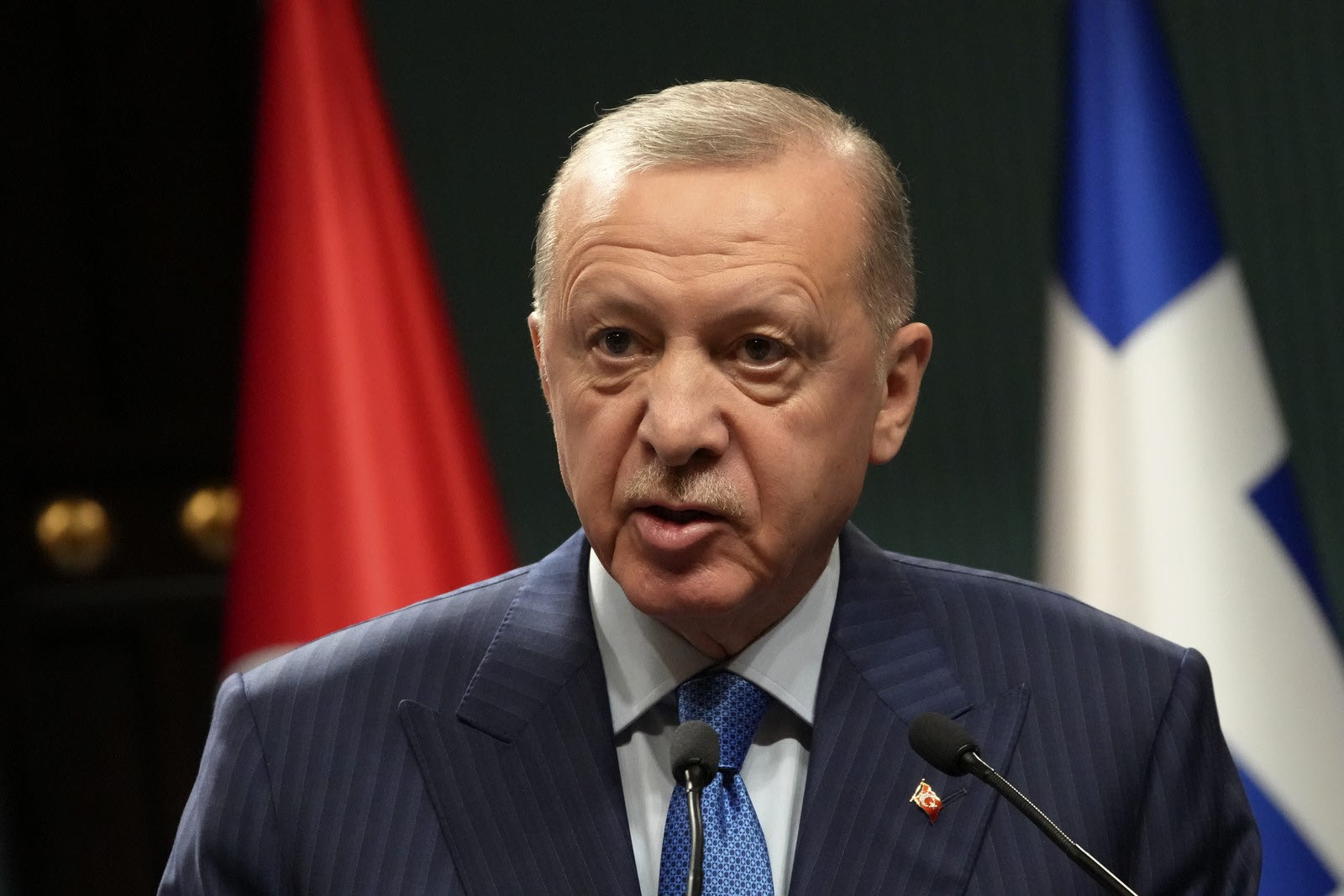 Προκλητικός ο Ερντογάν: "Τρέμουν τα γόνατά σας, συμπεριφέρεστε σαν ...