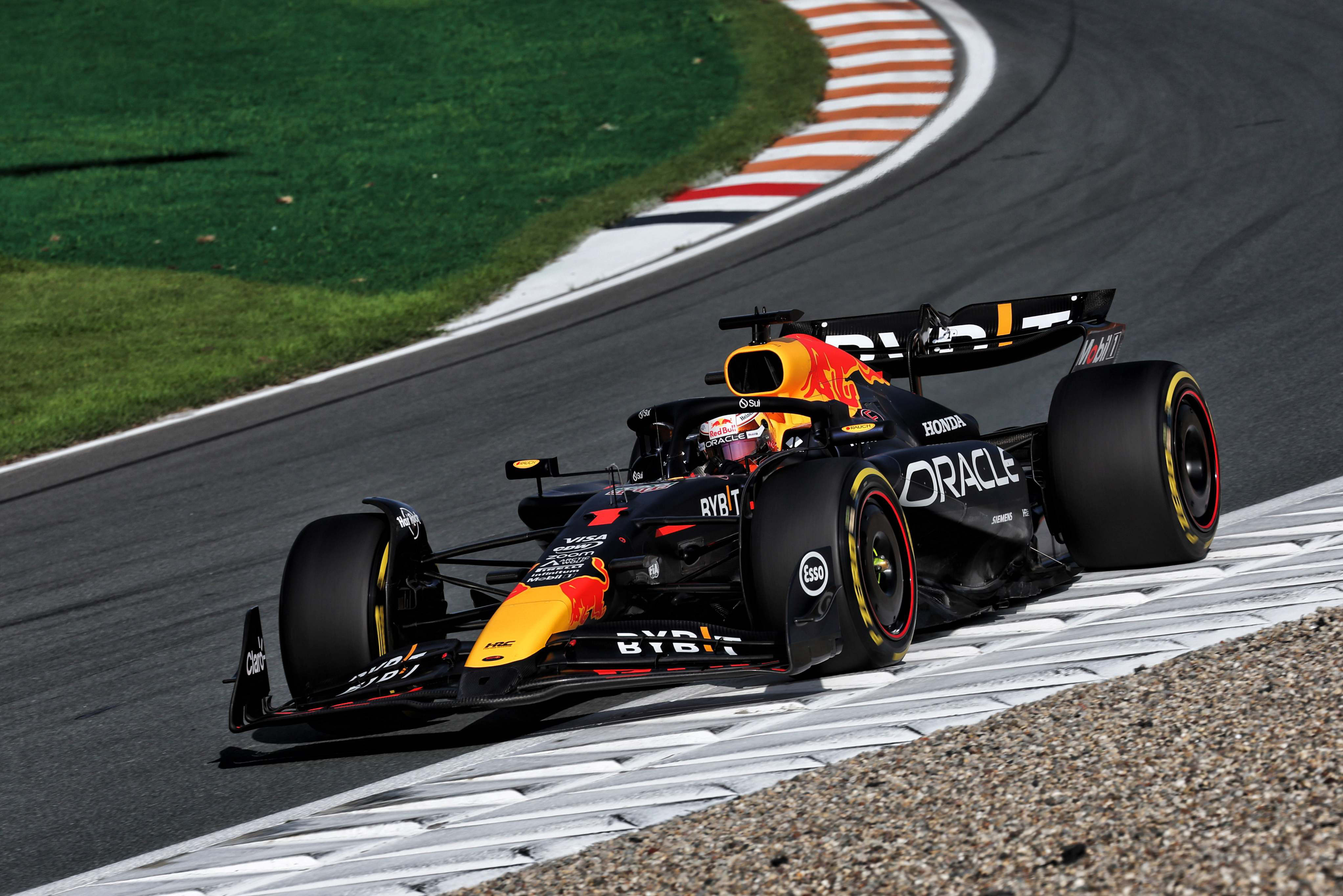 Verstappen klaagt over auto: 'Ik ben aan het glijden' Verstappen klaagt over auto: 'Ik ben aan het glijden'