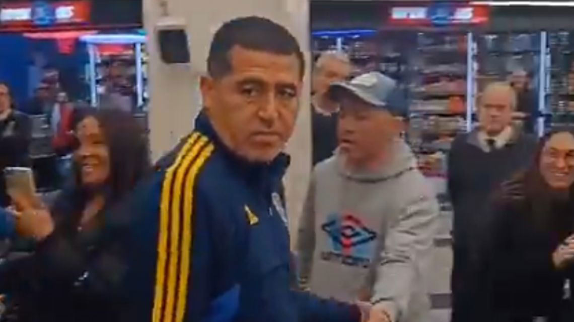 Así fue el hostil recibimiento que tuvo Juan Román Riquelme luego de la ... Así fue el hostil recibimiento que tuvo Juan Román Riquelme luego de la ...