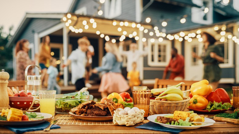 Why You Should Serve Food In Small Portions When Dining Outdoors Why You Should Serve Food In Small Portions When Dining Outdoors