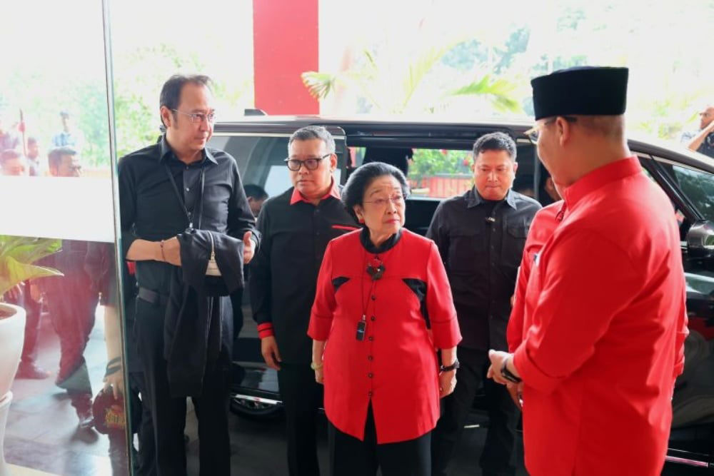 Megawati Tiba di Kantor DPP PDIP, Segera Umumkan Cagub dan Cawagub Tahap 3 Megawati Tiba di Kantor DPP PDIP, Segera Umumkan Cagub dan Cawagub Tahap 3