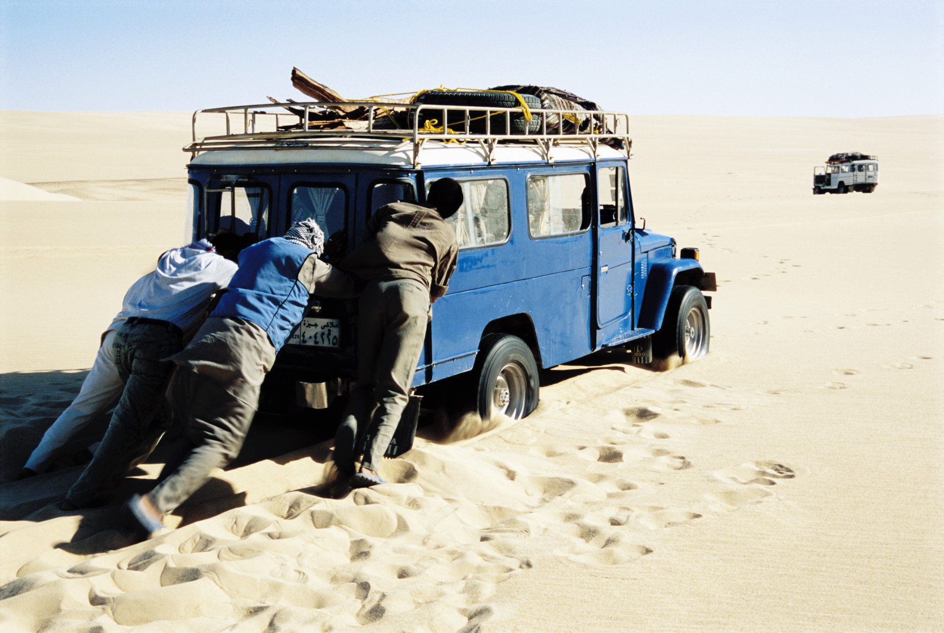Why police officers tap your trunk during traffic stops