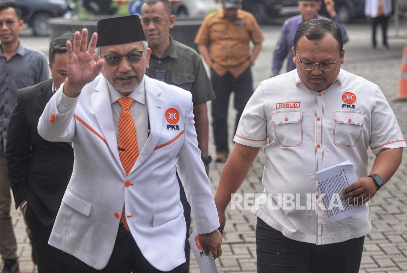 Tifatul Umumkan PKS Usung Ahmad Syaikhu-Ilham Habibie untuk Pilgub Jabar Tifatul Umumkan PKS Usung Ahmad Syaikhu-Ilham Habibie untuk Pilgub Jabar