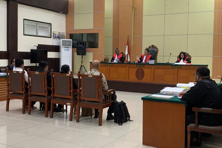 Hakim Tegur Oknum yang Ribut di Sidang Kasus Kematian Dante, Diduga ... Hakim Tegur Oknum yang Ribut di Sidang Kasus Kematian Dante, Diduga ...