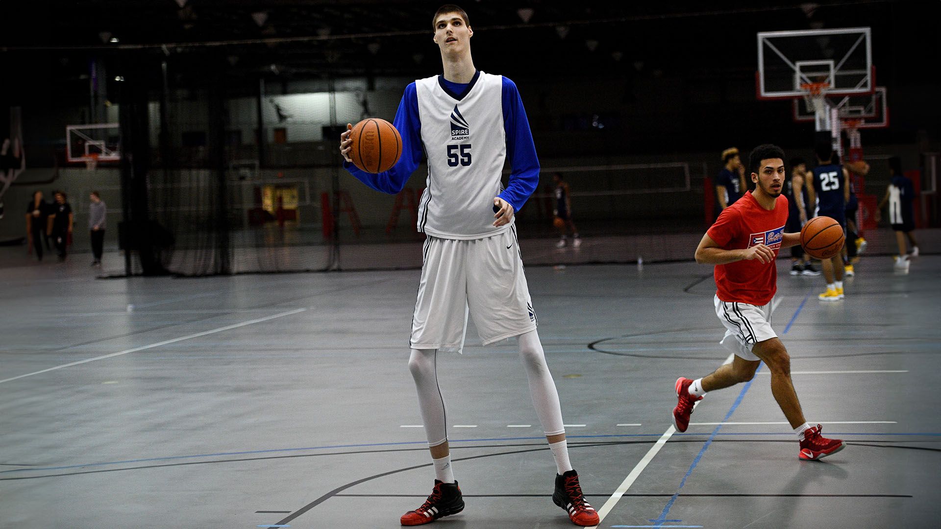 Le basketteur géant devient une star hollywoodienne : les photos