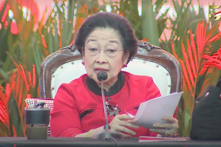Megawati Tunjuk Airin: Ngomong yang Keras, Lu Udah jadi Kader PDIP! Megawati Tunjuk Airin: Ngomong yang Keras, Lu Udah jadi Kader PDIP!
