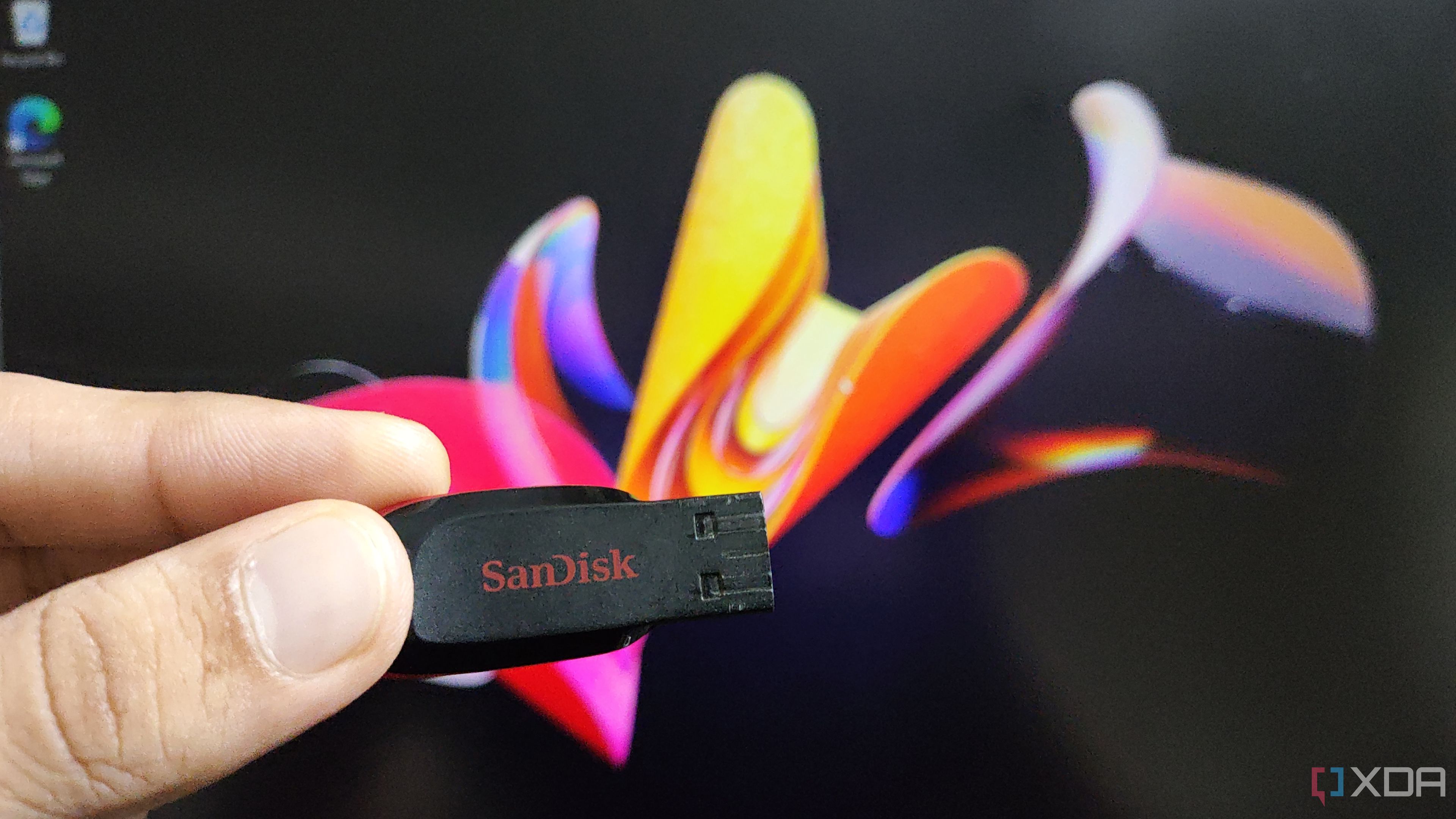 I tried daily-driving a privacy-focused portable Linux distro on a USB ...