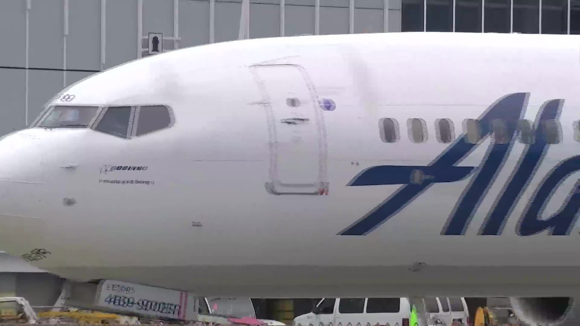 Passenger recounts frightening engine failure on Alaska Airlines flight Passenger recounts frightening engine failure on Alaska Airlines flight