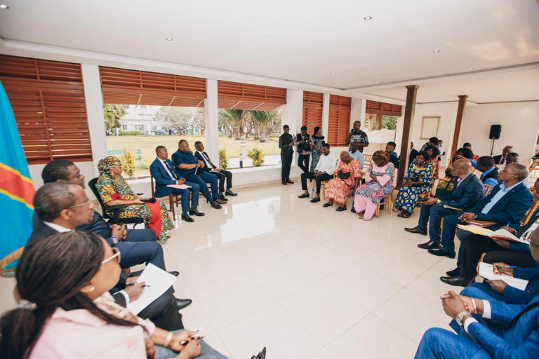 Kinshasa : La Première Ministre Judith Suminwa octroie une assistance ... Kinshasa : La Première Ministre Judith Suminwa octroie une assistance ...