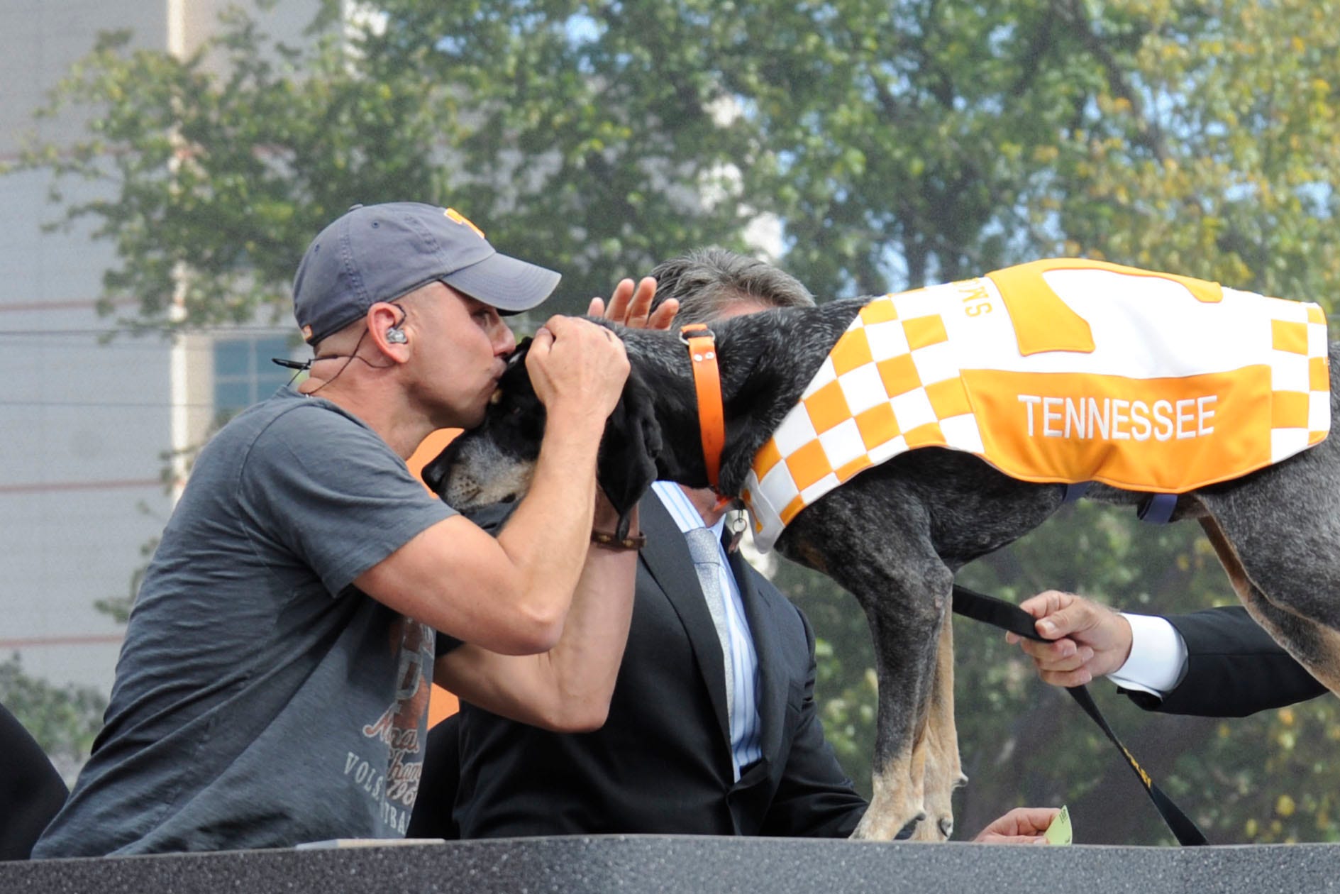 As the Vols face ETSU, which team will Kenny Chesney cheer for?