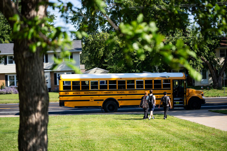 When does school start? Find first day, school supply lists for Des ...