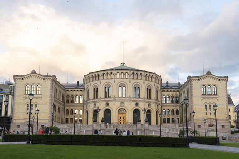 Stortingsansatte kan gå til historisk streik etter brudd i ...
