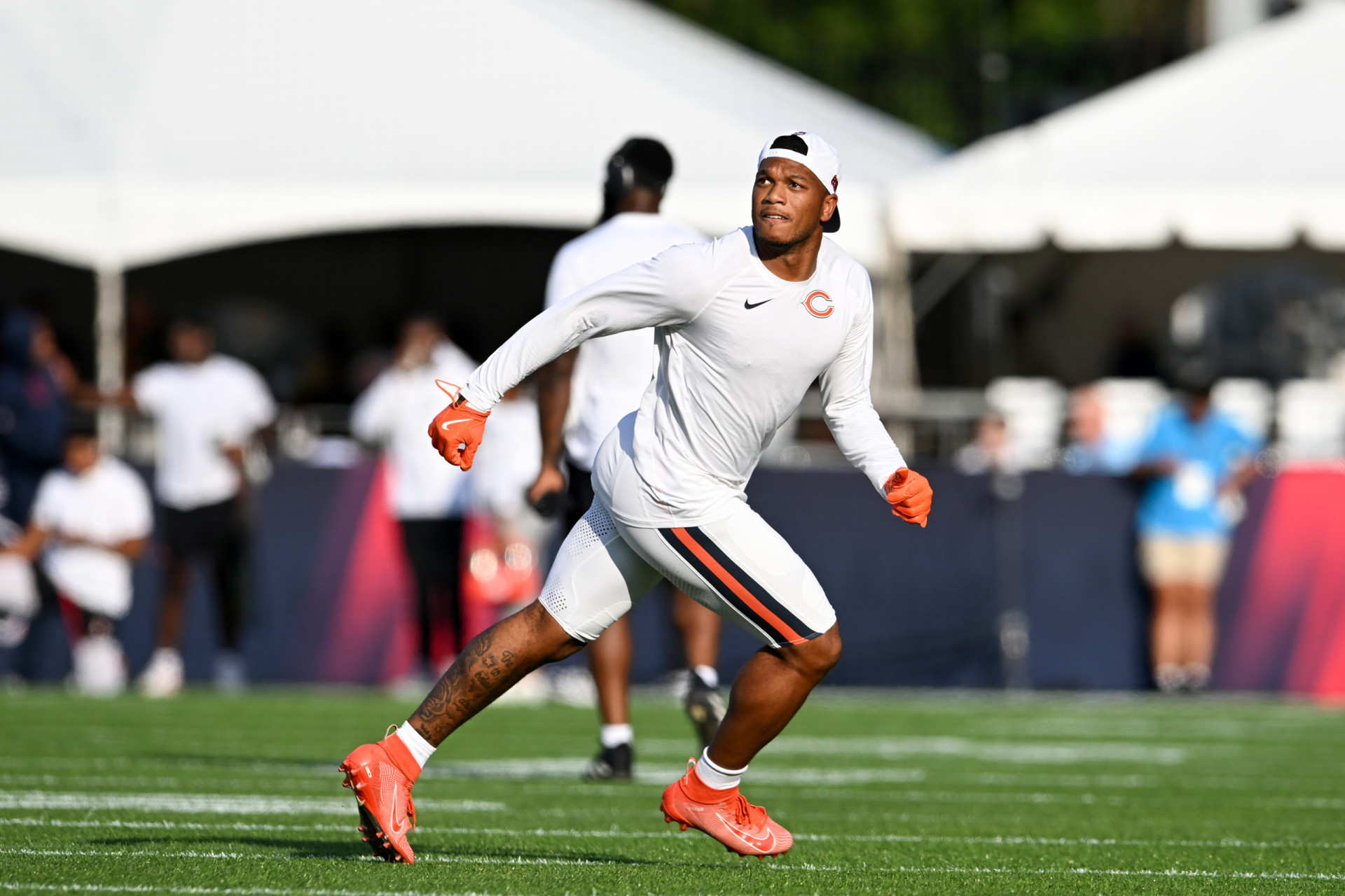 30 NFL players who are both talented and attractive