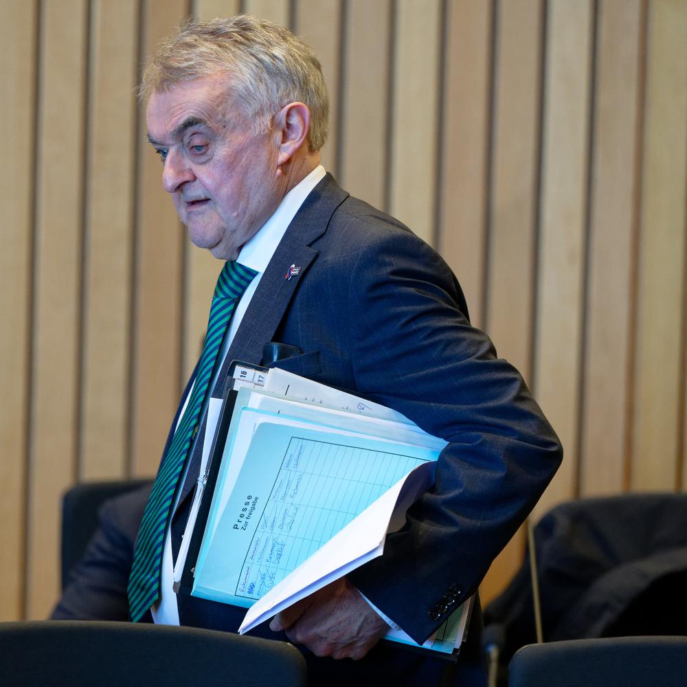 Nach Messer-Choreo im Rhein-Derby: Innenminister Reul schreibt Wutbrief ...