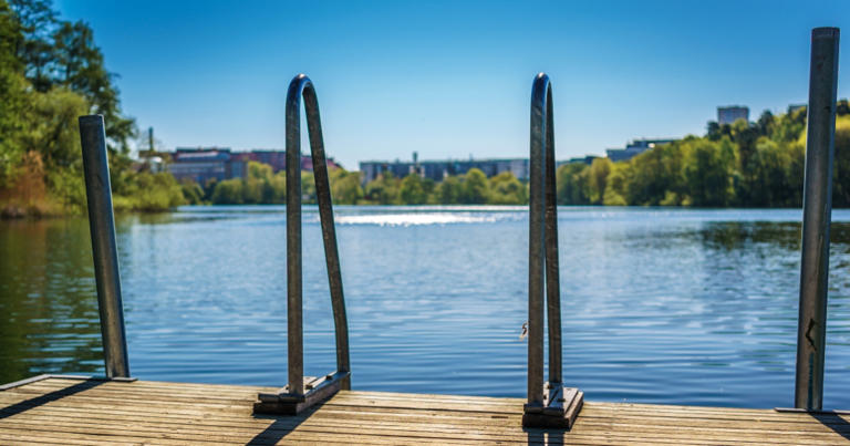 Knivattack på cykelbana: En man vårdas med livshotande skador Knivattack på cykelbana: En man vårdas med livshotande skador