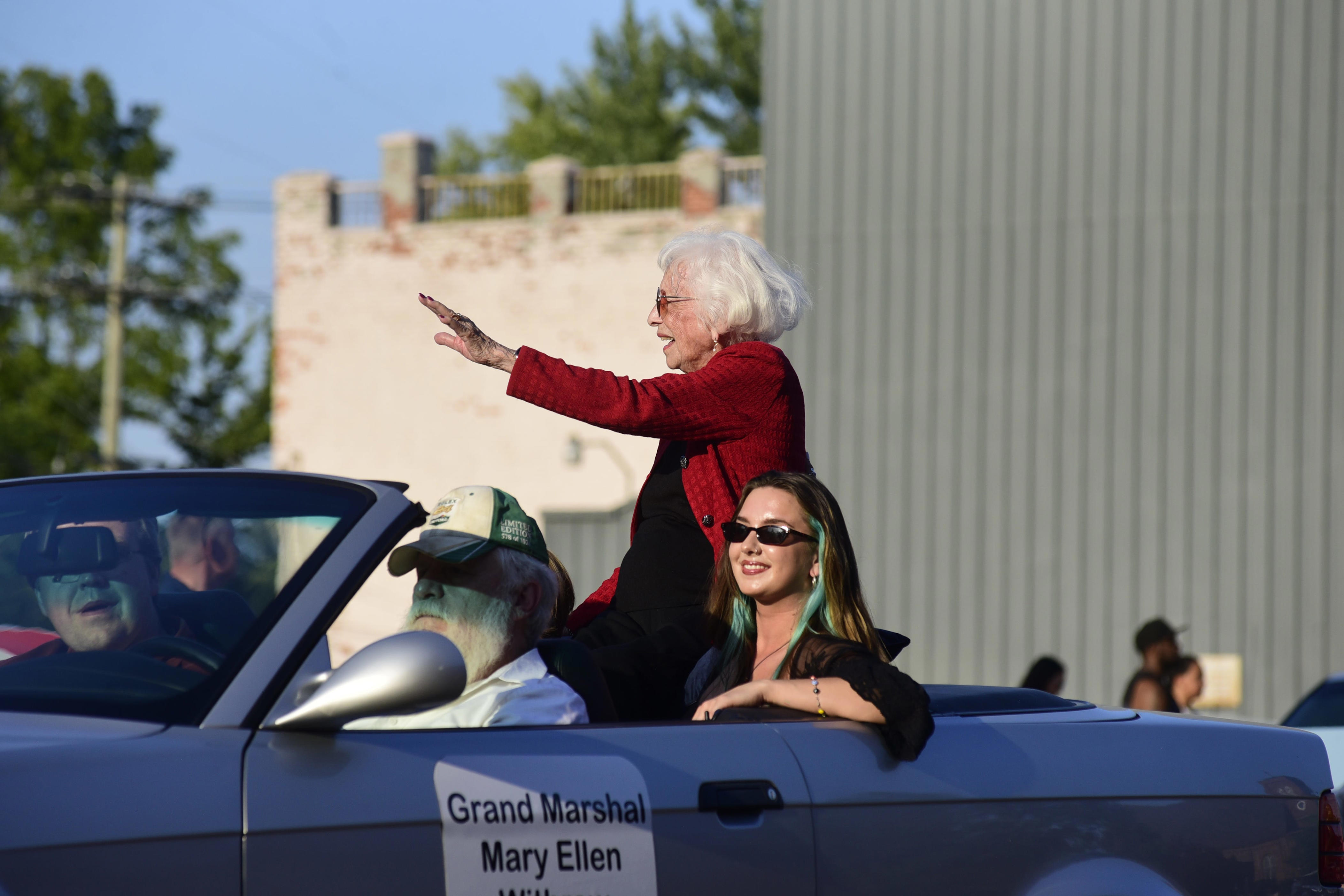 'Hi, horsey!': Children cheered Thursday while watching the Marion ...