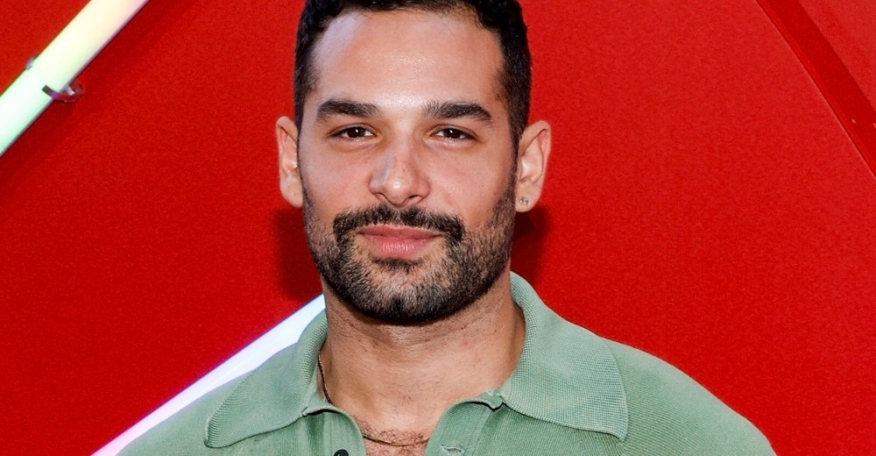 Johnny Sibilly got seriously smoochy with boyfriend Phillip Davis at ...