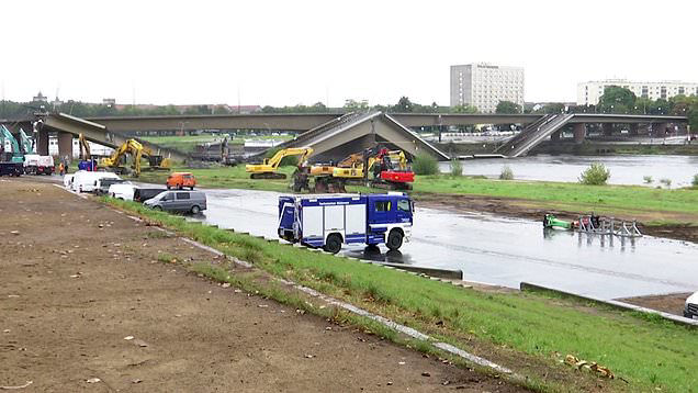 Dresden rushes to remove collapsed bridge as flooding forecasted Dresden rushes to remove collapsed bridge as flooding forecasted
