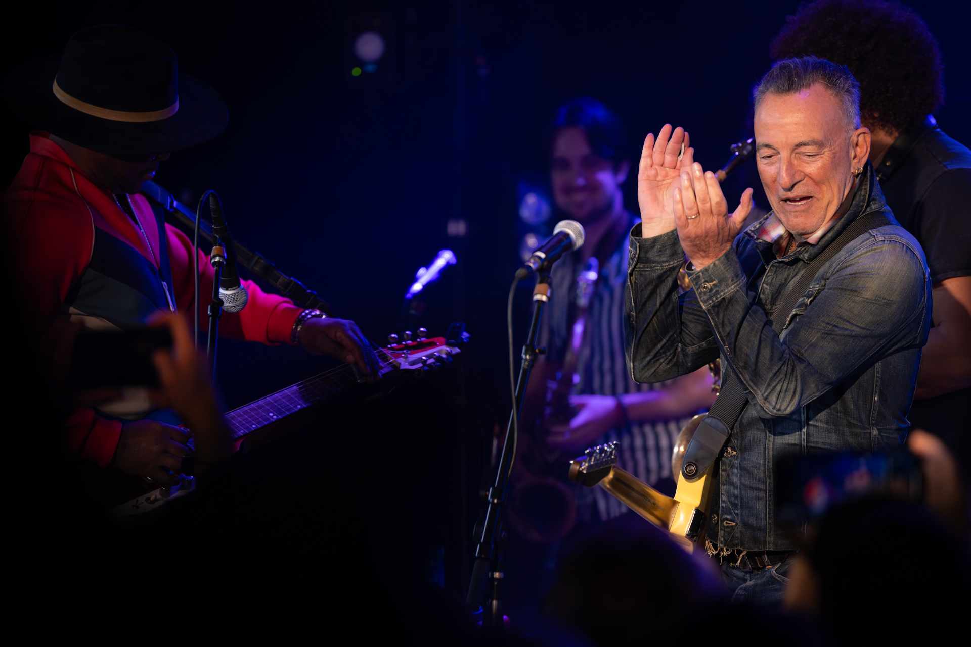 Bruce Springsteen surprises Stone Pony audience at Sea Hear Now ...