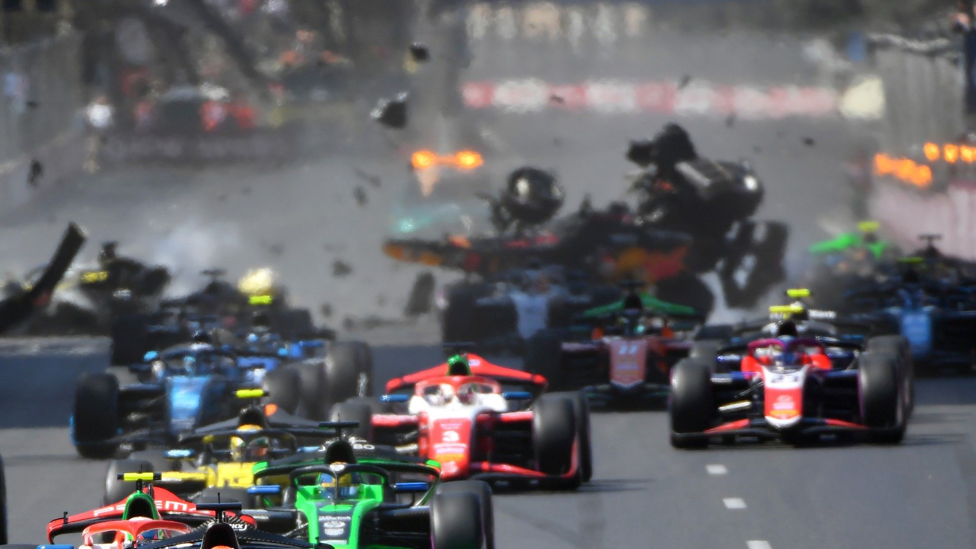 La voiture ne démarre pas et les autres s'écrasent sur elle : les ...