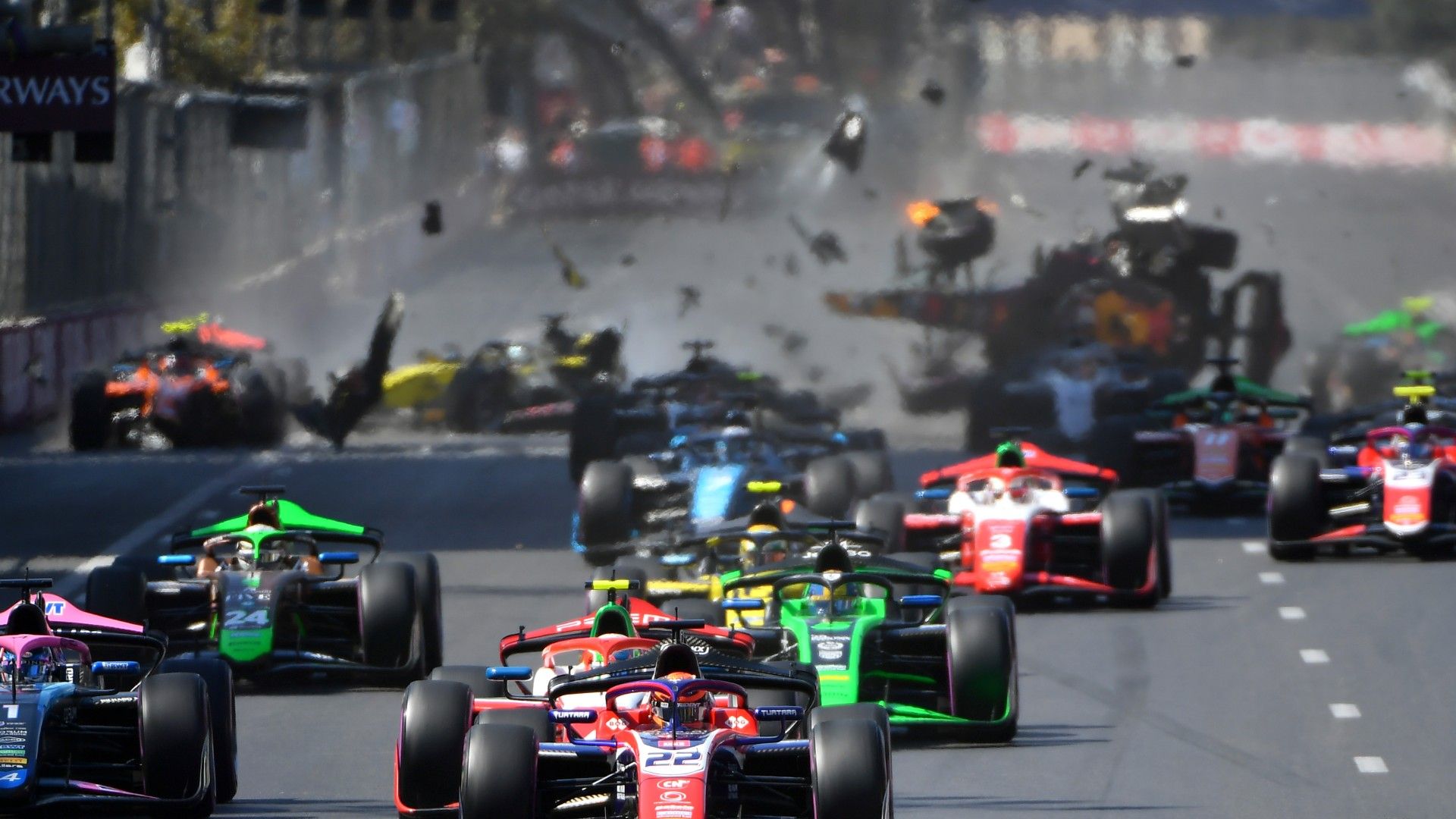 La voiture ne démarre pas et les autres s'écrasent sur elle : les ...