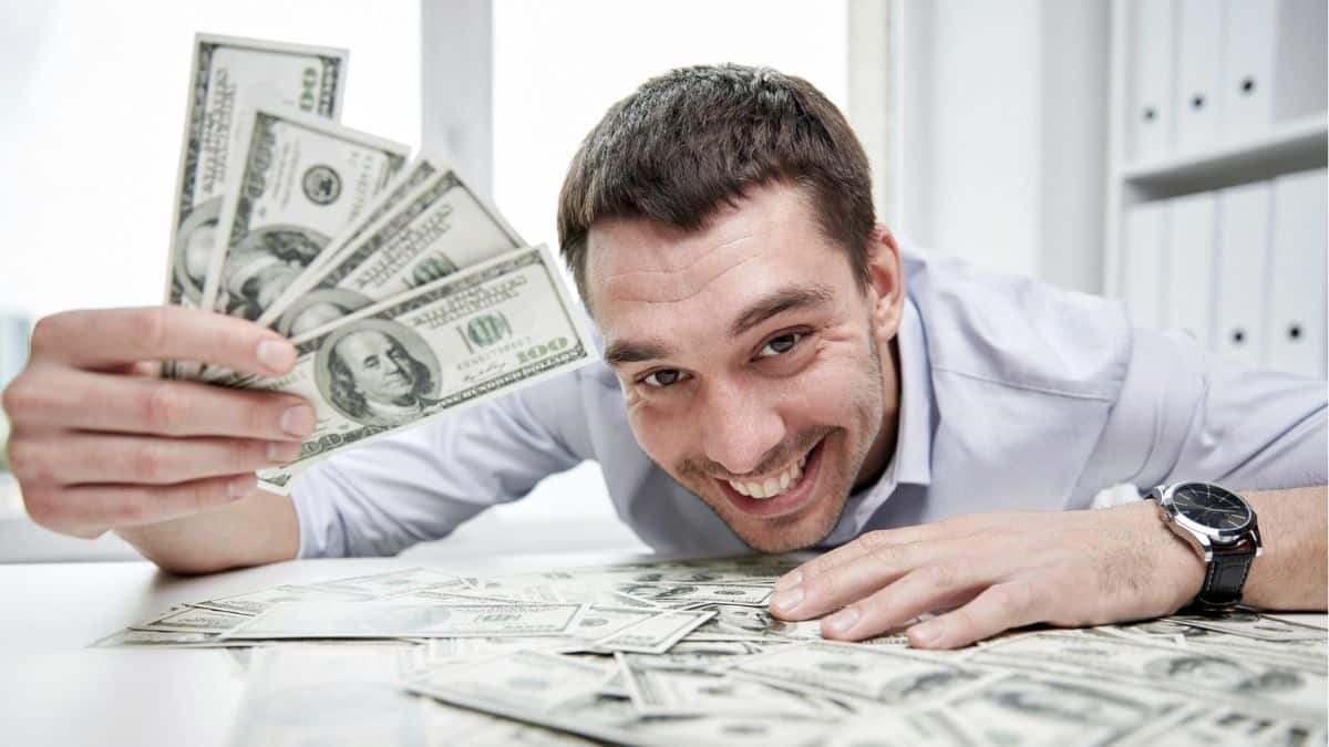 15 Hidden Clues That Someone Is Truly Greedy