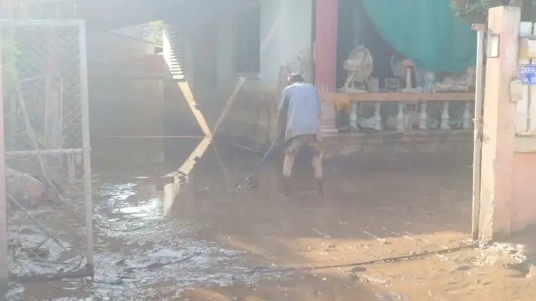 ข้าวของเสียหายหมด ชาวบ้านที่เชียงรายวอน ช่วยกำจัดโคลนก่อนแห้ง