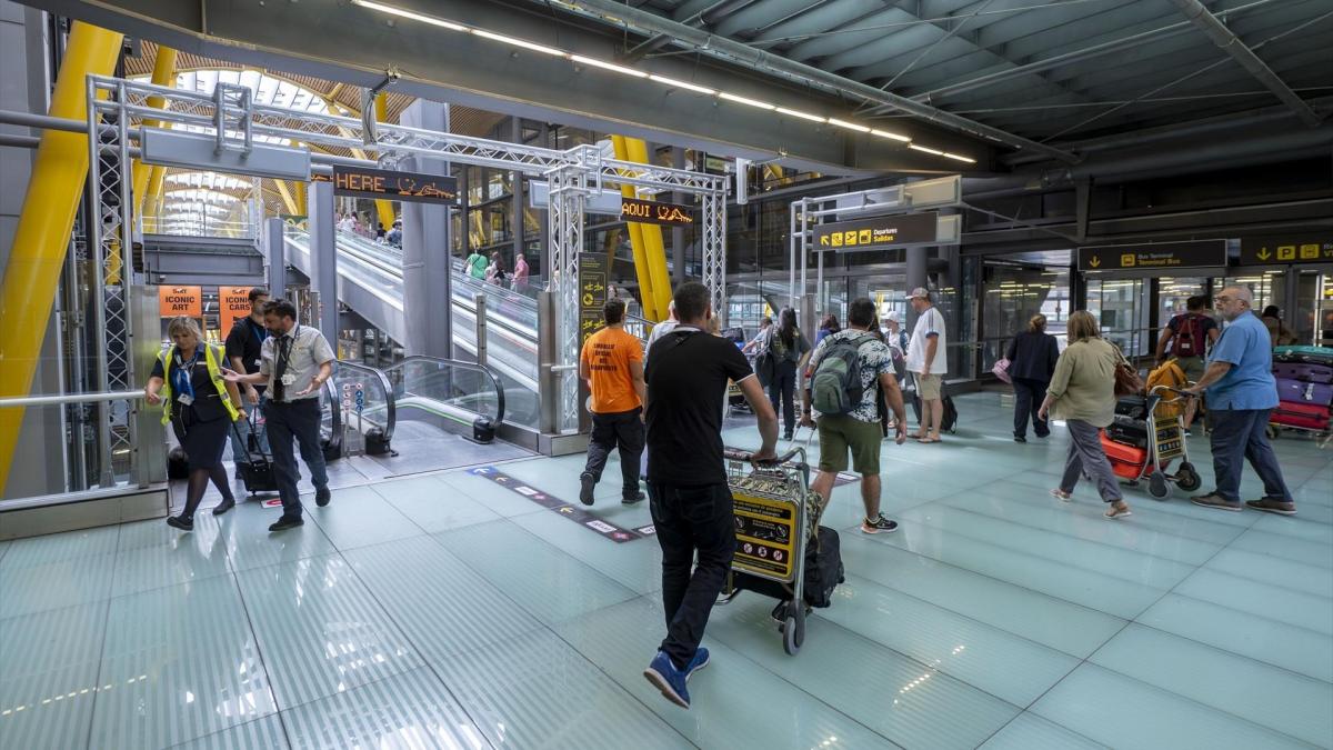 Aena estudia pedir tarjetas de embarque para utilizar los baños del ...