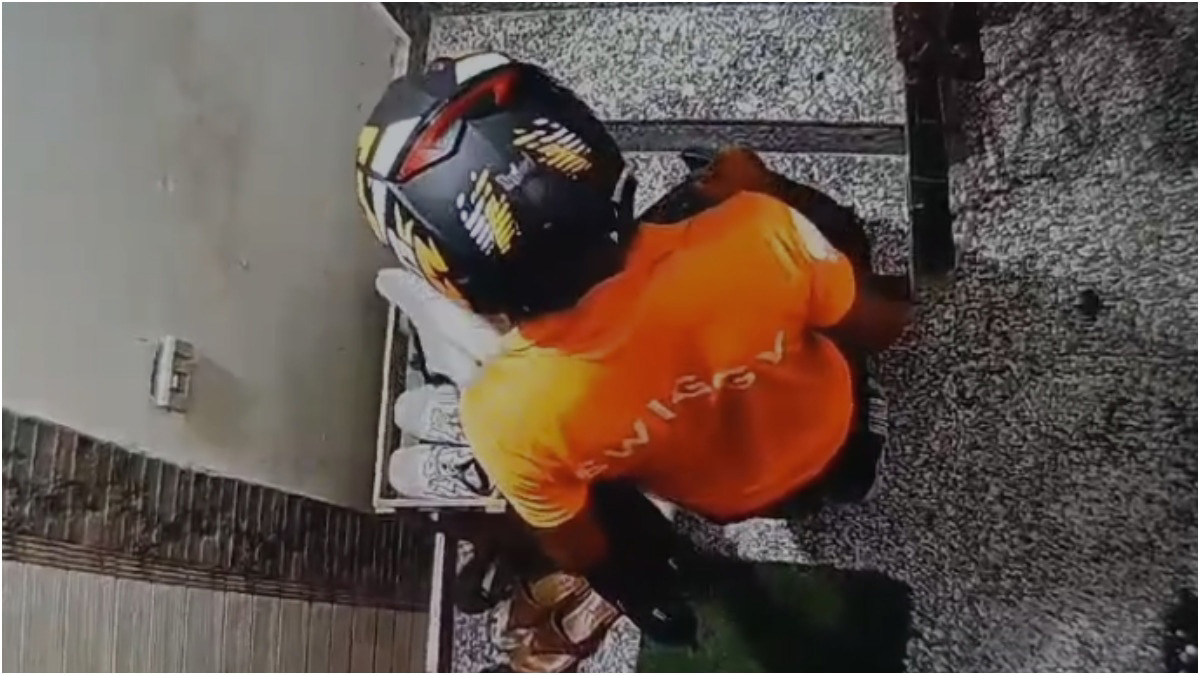 Caught on camera: Swiggy delivery agent steals shoes kept outside flat ... Caught on camera: Swiggy delivery agent steals shoes kept outside flat ...