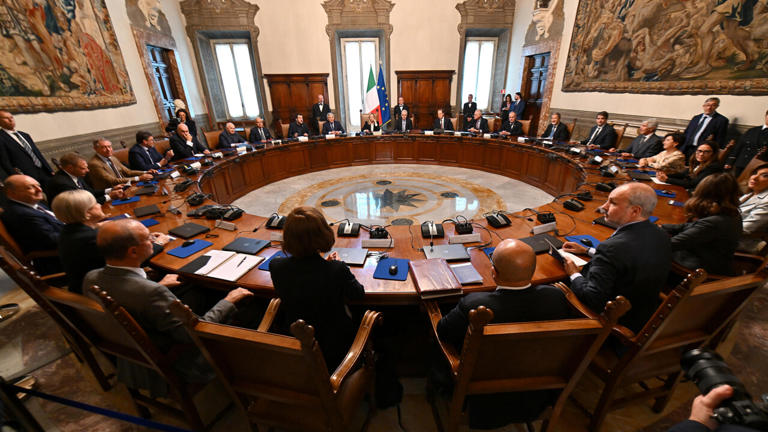 Oltre 7mila euro in più al mese per i ministri non parlamentari: scoppia la polemica. Conte ...