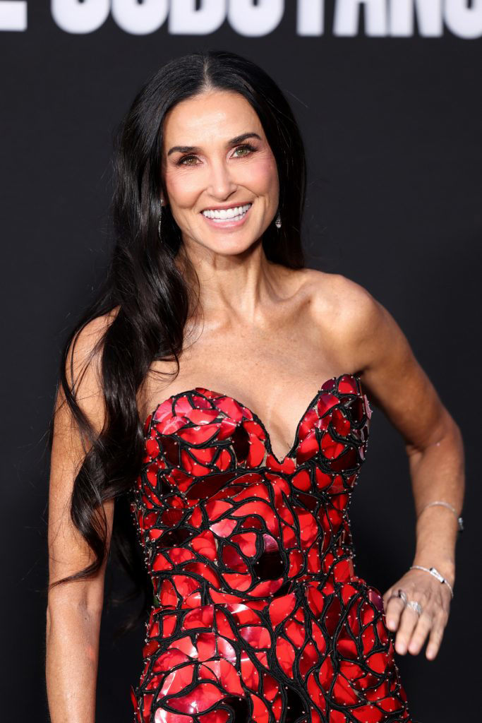 Demi Moore luce radiante con un vestido en negro y rojo de lo más ajustado Demi Moore luce radiante con un vestido en negro y rojo de lo más ajustado