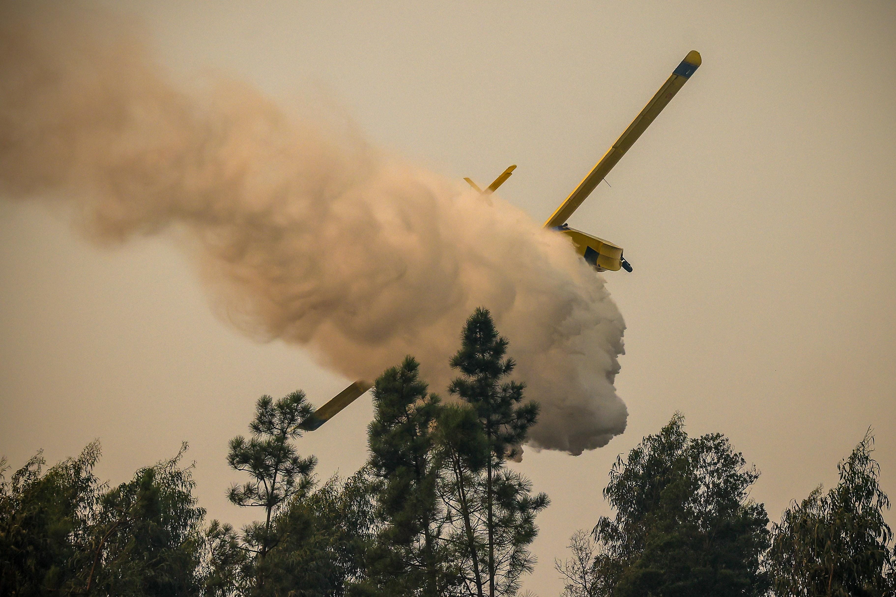 Bombeiros e dois aviões da União Europeia de combate aos fogos ...