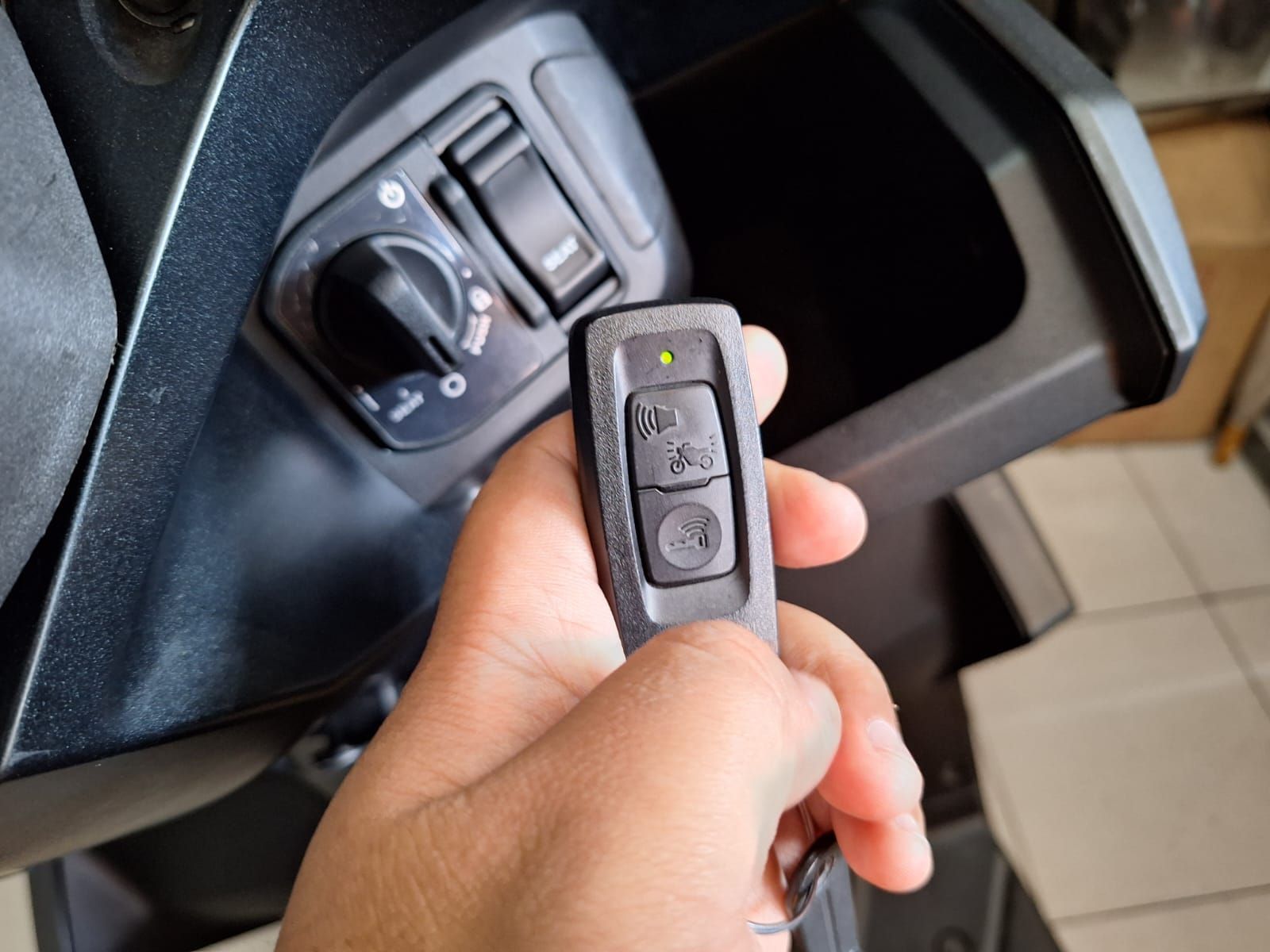 Jadi Paham, Ini Kenapa Remote Keyless Jangan Ditaruh di Dekat TV