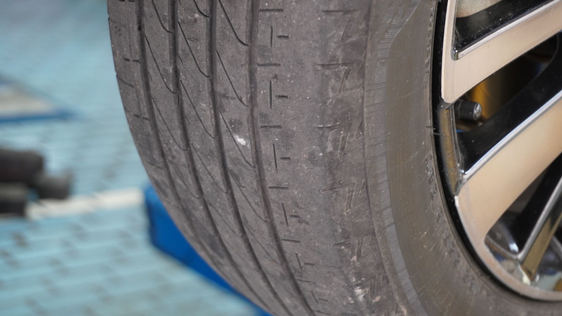 Pantas Saja Tapak Ban Mobil Botak Sebelah, Hal Sepele Ini Penyebabnya