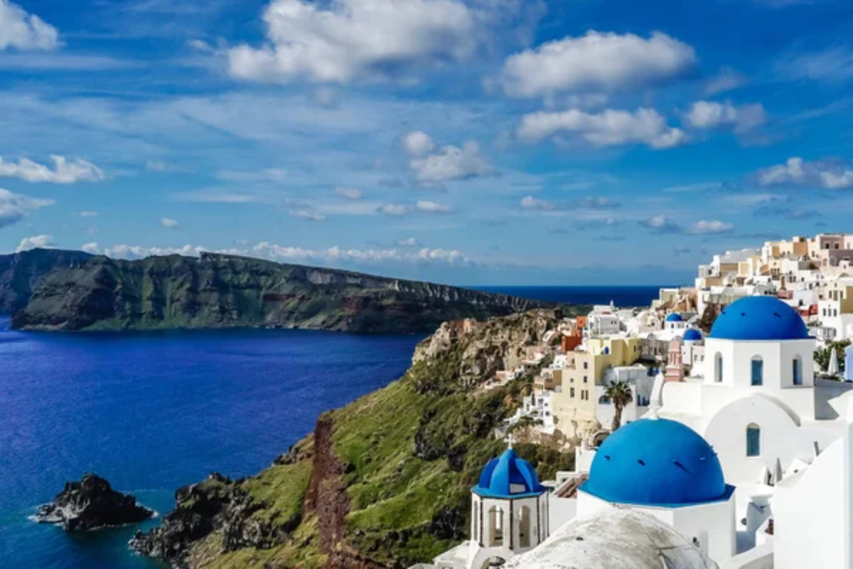 Santorini vs. Amalfi Coast – 20 things that set these coastal gems apart