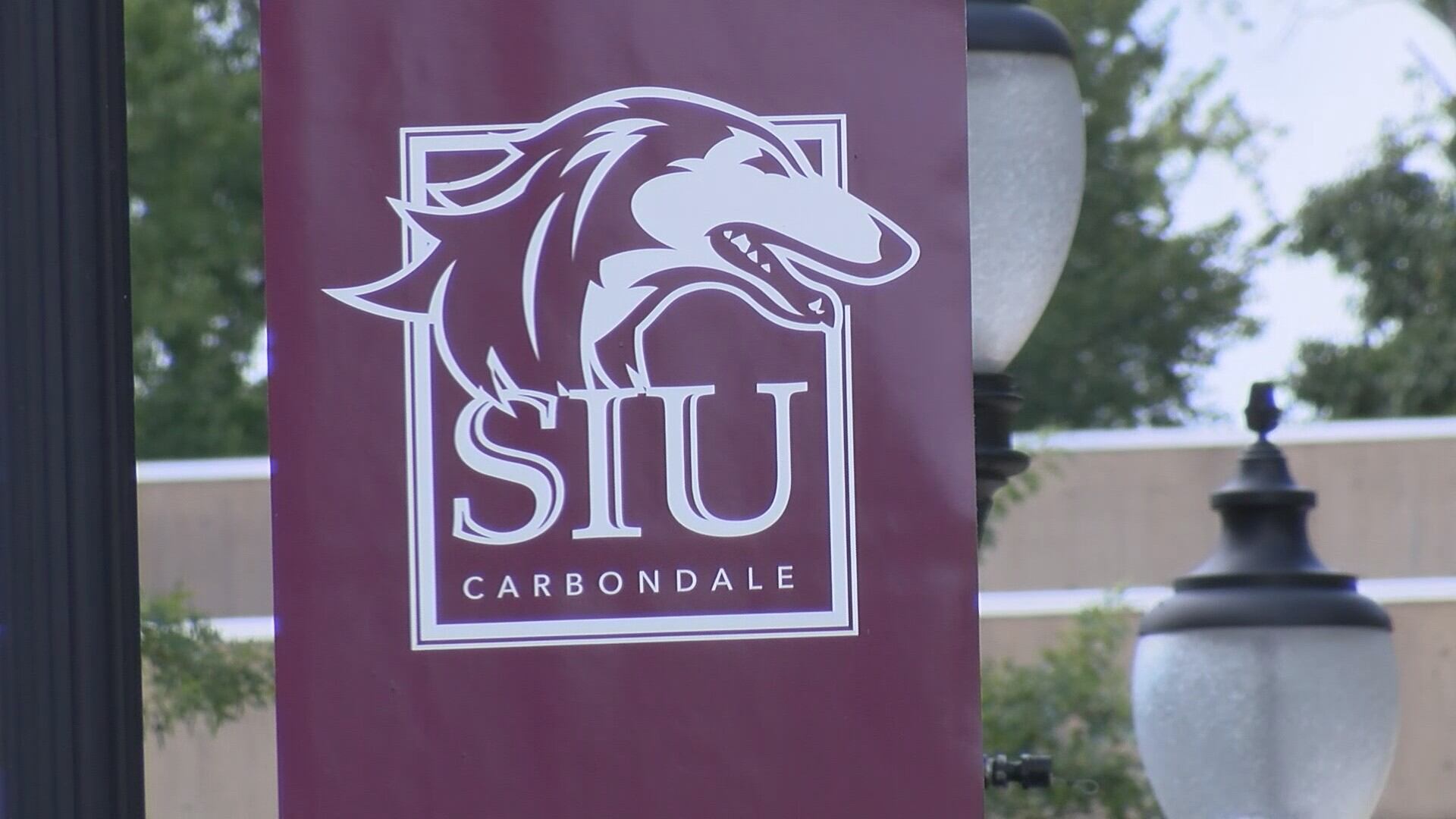 Almost 2,000 candidates participate in SIUC commencement