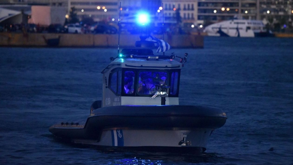 Συναγερμός στο Λιμενικό: Αλιευτικό προσέκρουσε σε βραχώδη ακτή στον ...