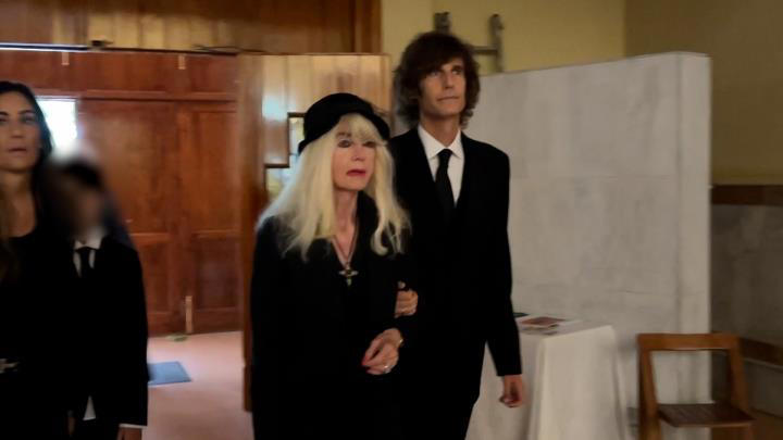 Gunilla von Bismarck llega completamente devastada al funeral de Luis Ortiz Gunilla von Bismarck llega completamente devastada al funeral de Luis Ortiz