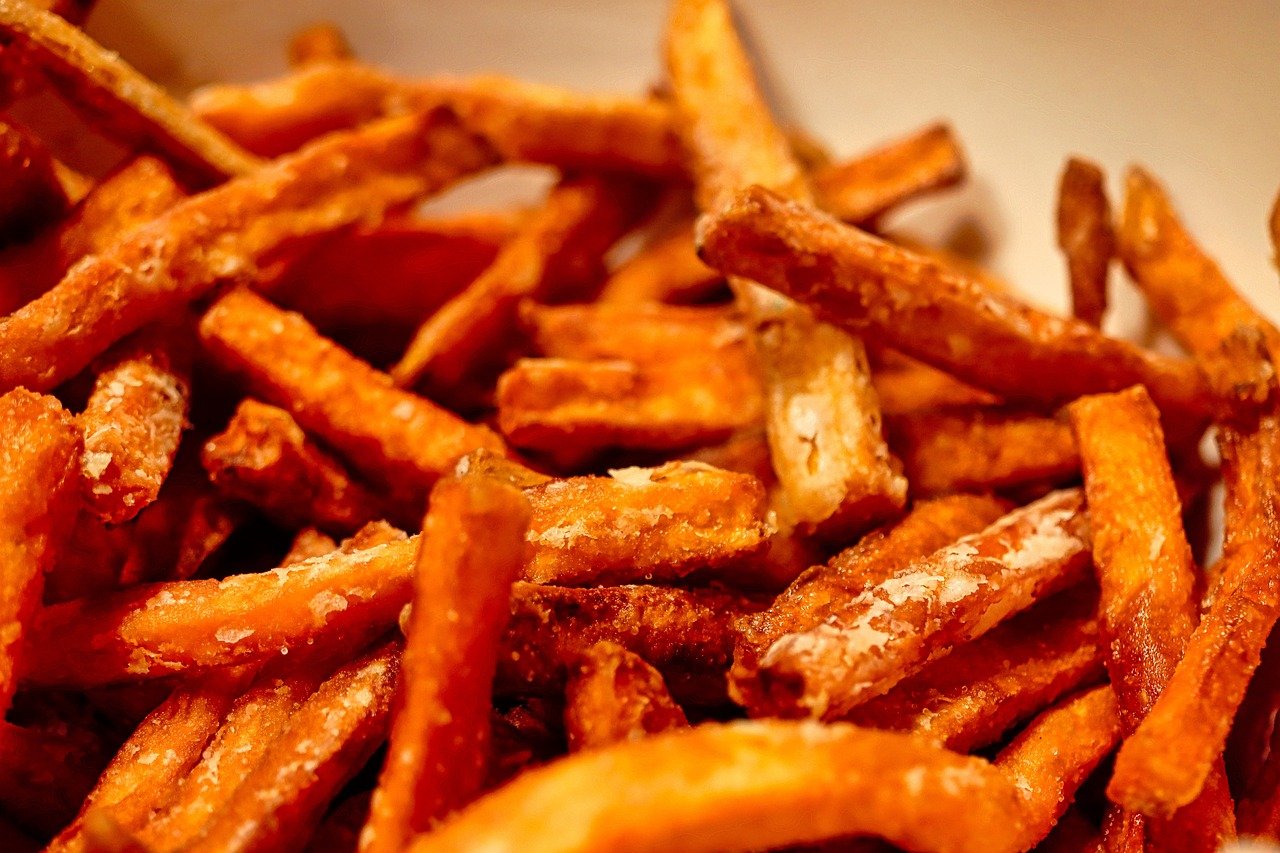 Batata-doce reúne nutrientes e benefícios além das dietas fitness
